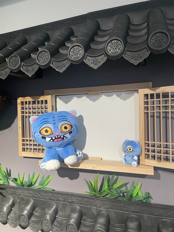 KPOP Demon Hunters_Derpy Sitting Plush 25cm / POP-UP SEOUL Official MD ...