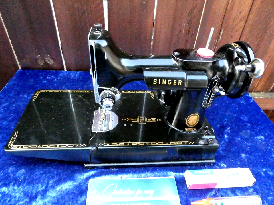 Vtg 1953 Singer Featherweight 221 Sewing Machine. Near Mint! Working ...