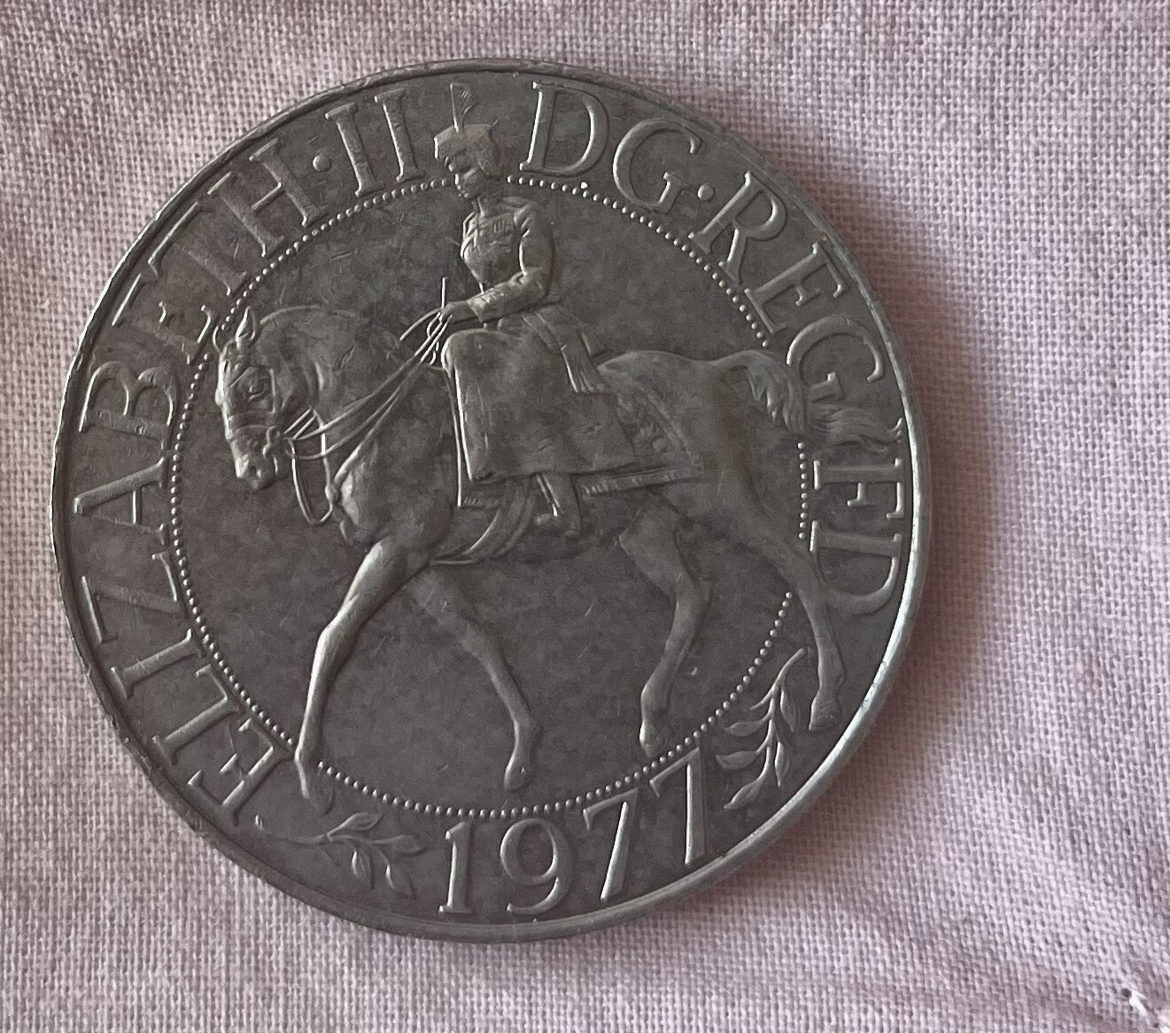 (RARE) 1977 Queen Elizabeth II Silver Jubilee Commemorative Crown Coin ...