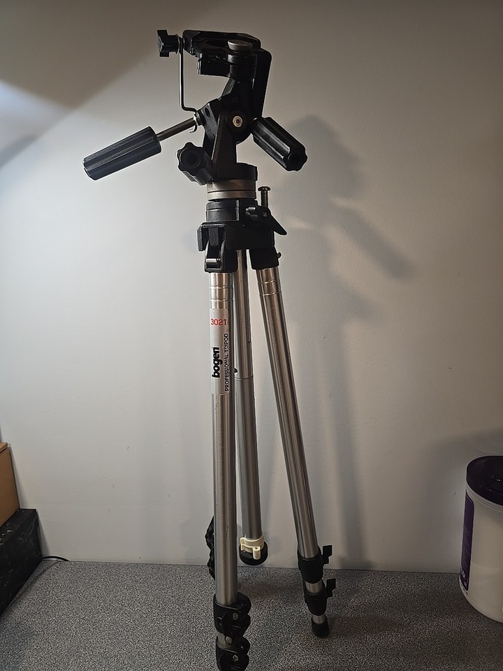 Bogen Manfrotto 3011 Tripod with 3047 Fluid Swivel Head See All ...