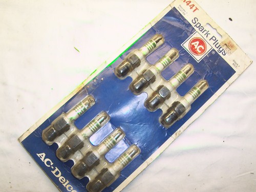 AC R44T Spark Plug Set - NOS - 1970 thru 74 Chevrolet V8 - Green Rings ...