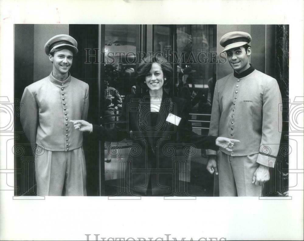 1990 Press Photo Henri Bendel Art Gallery Susan Falk Reporter ...