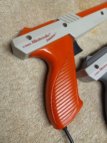 PAIR Vintage 1985 Nintendo NES Zapper ORANGE, GRAY Gun Authentic NES ...