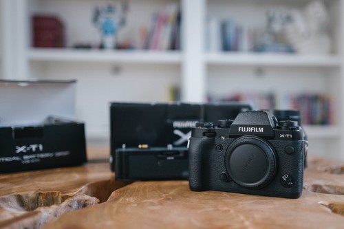 Fuji XT-1 Mirrorless Camera (Mint Condition) with Battery Grip | eBay