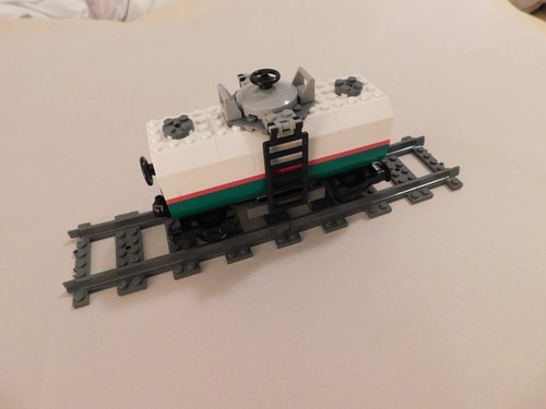 Lego CITY TRAIN: Custom TANK CAR w/ WHEELS & BUFFERS..Runs on all 9v ...