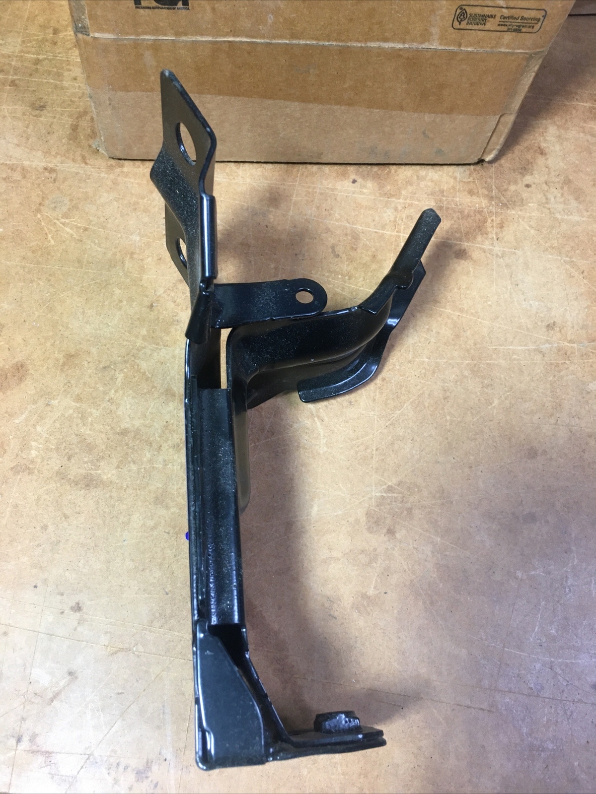 2010 - 2018 Volvo XC60 S60 XC70 S80 V60 Right lower Radiator Bracket ...