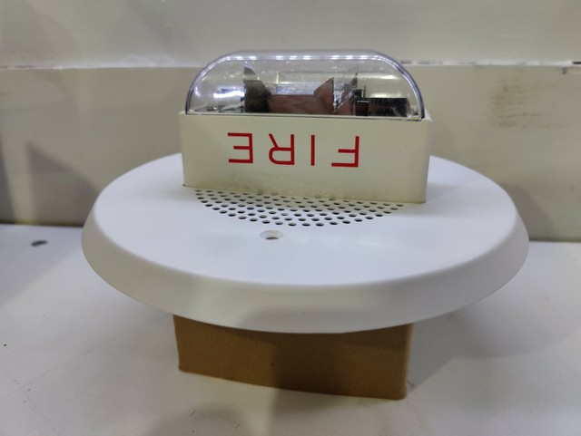 Eaton Wheelock E90-24MCCH-FW Speaker Strobe Ceiling Mount 24VDC - White ...