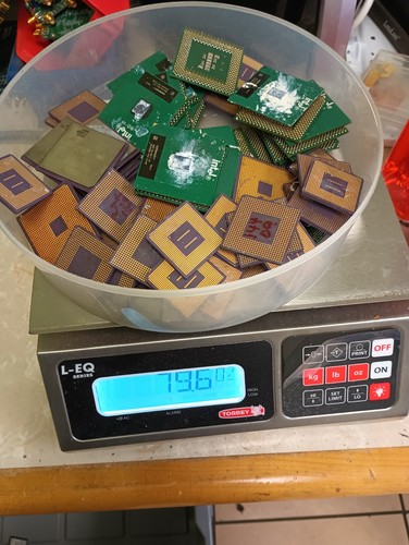 Qty. 61 79.Oz Mixed Intel/ Sun Scrap Gold Pinned CPUs & Chips. Gold ...