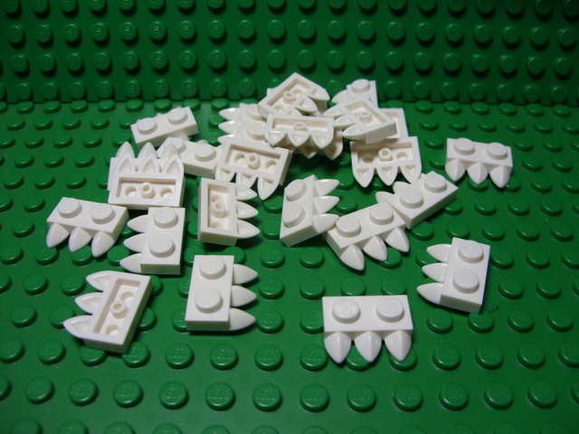 ** 25 CT LOT ** Lego NEW white 1 x 2 modified plate W/ "tooth" pieces ...
