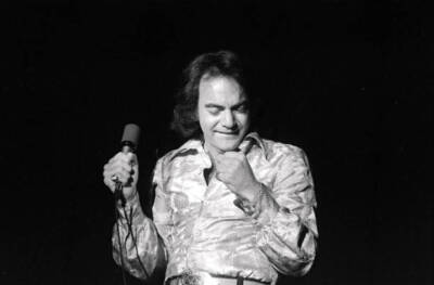 American singer songwriter Neil Diamond performing 1970s Music Old ...