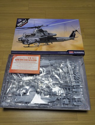 Academy 12127 1:35 Scale US Marine Corps AH-1Z Shark Mouth Helicopter ...