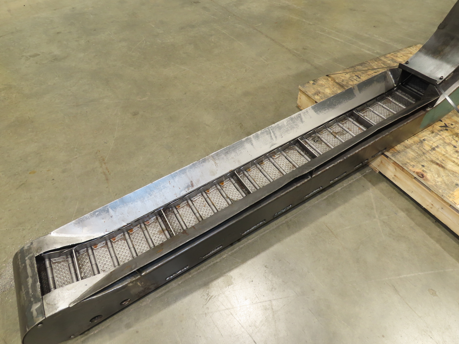 Mayfran Chip-Tote Hinge Belt CNC Chip Conveyor 68" Infeed 44" Discharge ...