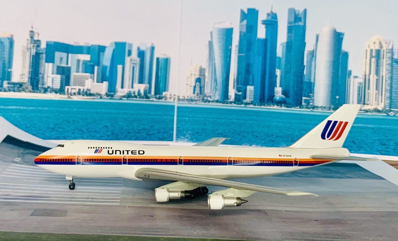 United Airlines 1:400 Boeing 747-200 REG: N152UA Saul Bass C/s Dragon ...