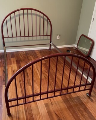 1900-1950 - Vintage Iron Bed