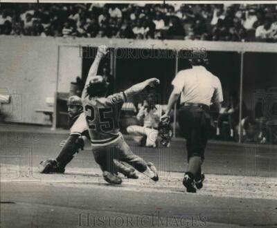 1977 Press Photo Baseball Players Mike Squires and John Tamargo in ...