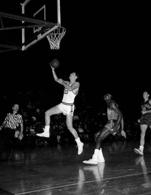Dave Gambee Of The Syracuse Nationals Shoots 1960S Old Basketball Photo ...
