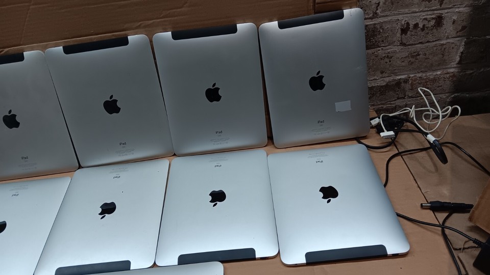 Lot of 12 Apple iPad (1st Generation) A1337 64 GB Wi-Fi + 3G 9.7 inch ...