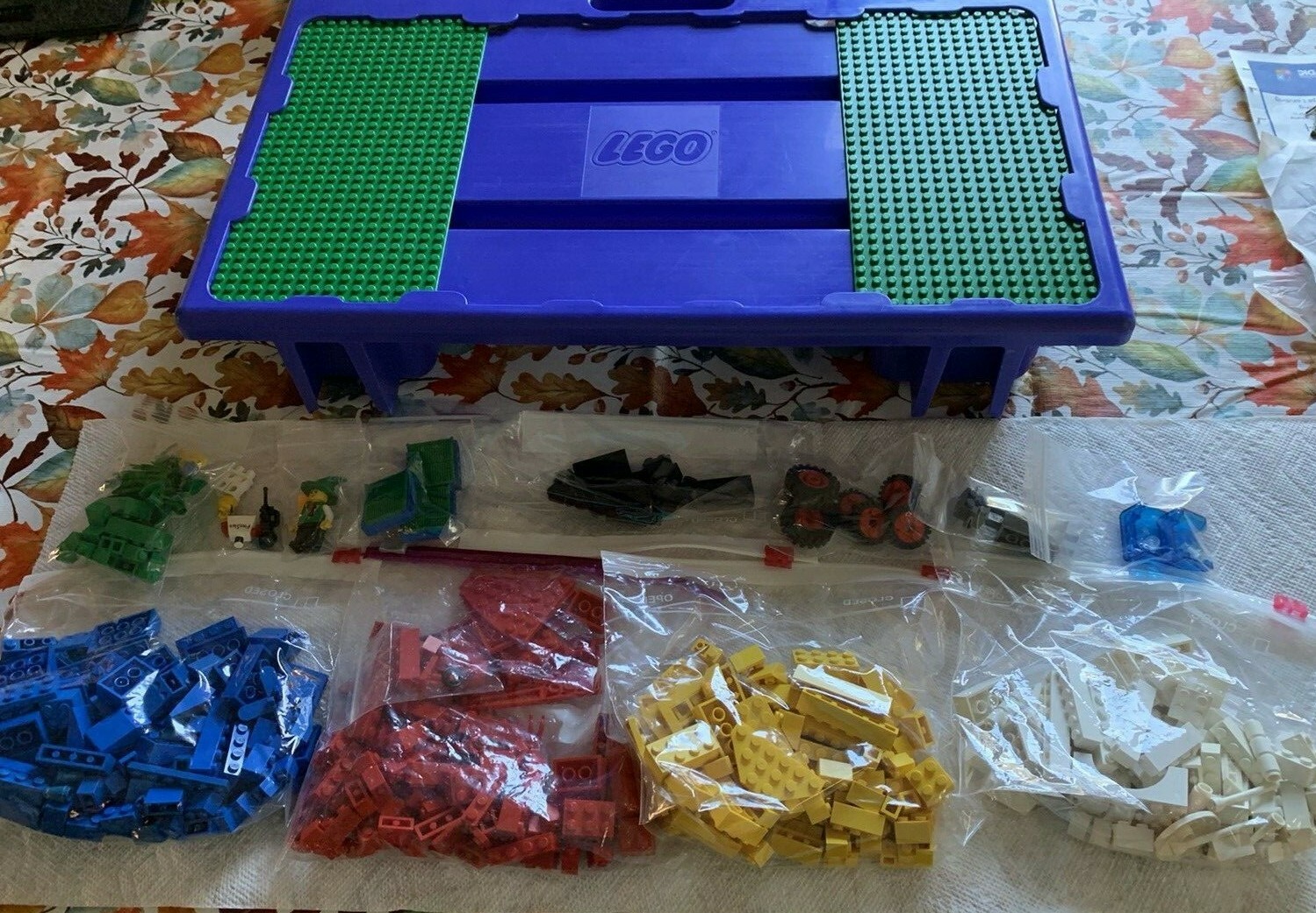 LEGO FREESTYLE PLAY DESK 4274 - 1 Rare Minifigure Plus Addl. 498 Pieces ...