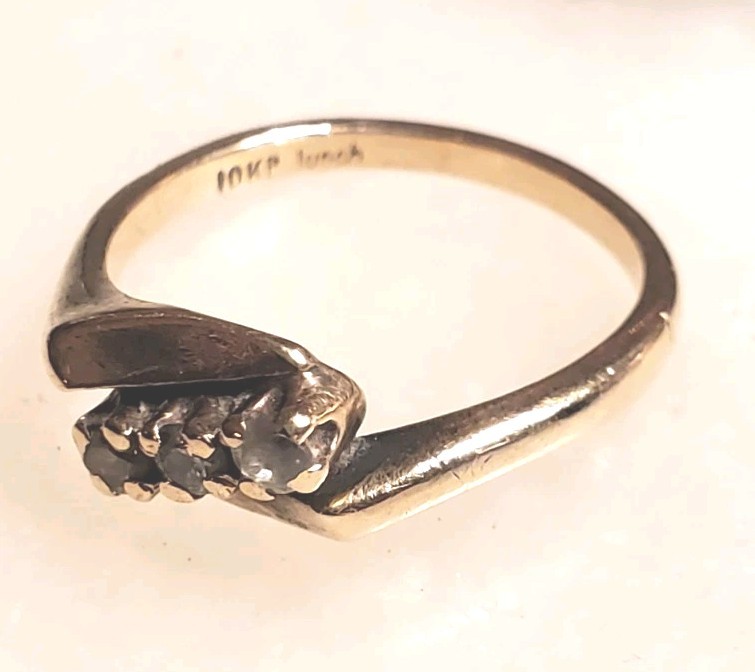 Diagonally Set Three Stone Ring in 10k Yellow Gold Mounting, Size 6.25 ...
