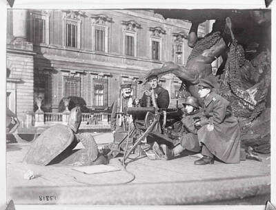 Machine gun manned Revolutionist soldiers mounted one beautifu- 1919 ...