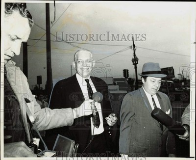 1969 Press Photo Clay Shaw and attorney Edward Wegmann approaches ...