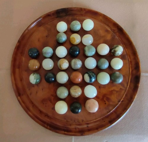 JEU DE SOLITAIRE ARTISANAL PLATEAU BOIS DE LOUPE THUYA 17 CM - BILLES ...