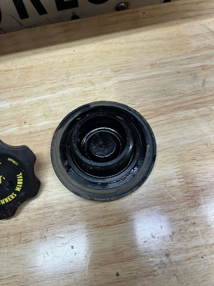 08-09 DODGE RAM Cummins Oil Cap & Cummins 4935281 Injection Pump Cover ...