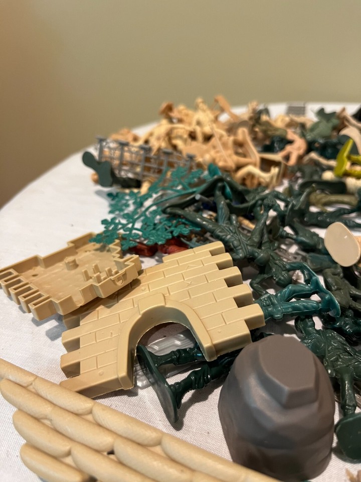HUGE LOT OF PLASTIC ARMY MEN TANK 6 SOLDIERS AND ACCESSORIES | eBay