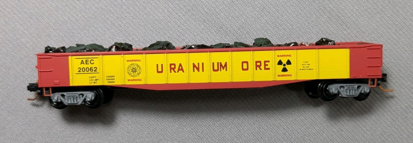 N scale Micro Trains NSC 06-26 50' URANIUM ORE Gondola w/ radioactive ...