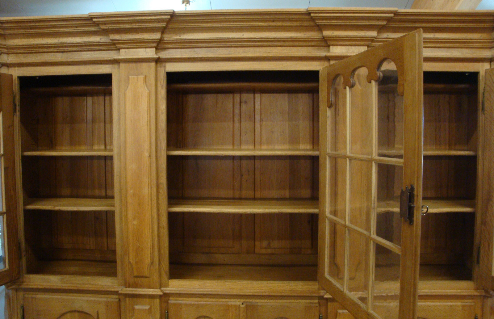 Hochw. massiv Eiche Hell Wohnzimmerschrank Vitrine Schrank handarb ...