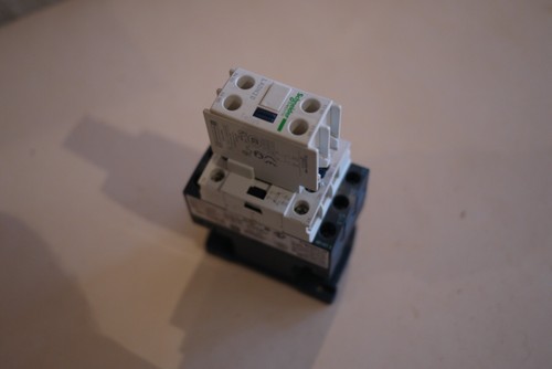 25 amp Schneider IEC/EN 60947-4-1 Magnetic Contactor 3 pole + EC/EN ...