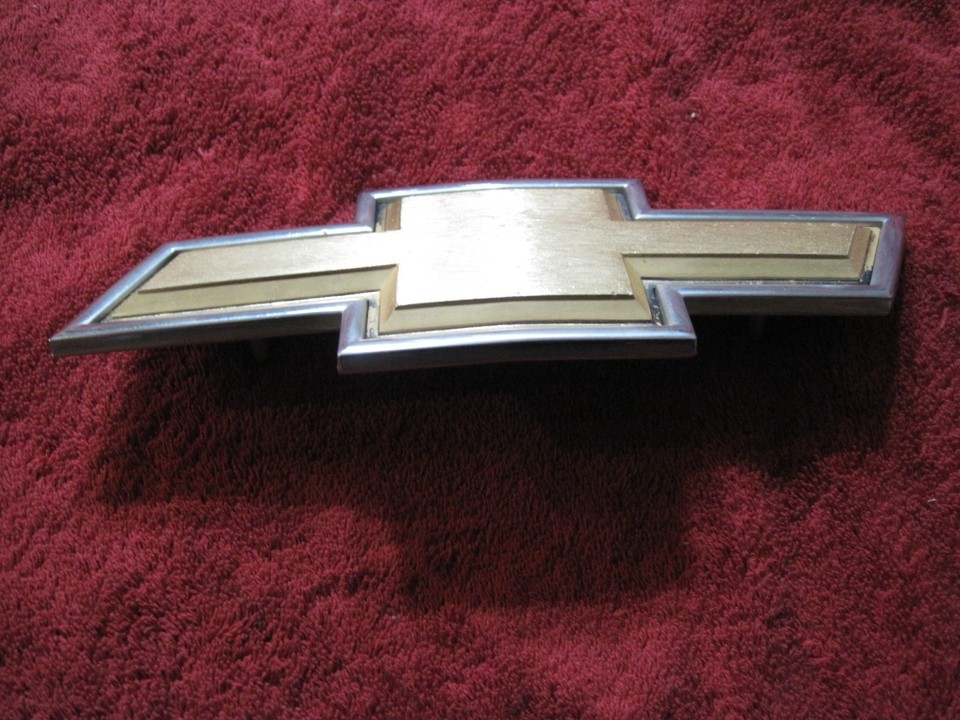 83-87 Chevy Truck Van Grille Emblem OEM 14043882 88-91 Blazer Surburban ...