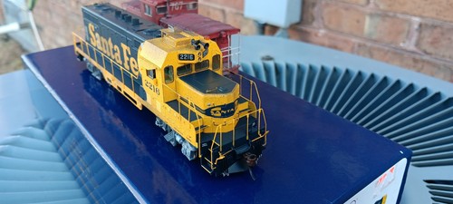 Athearn GENESIS HO Santa Fe GP7u 2216 DCC Sound With Lighted Caboose ...