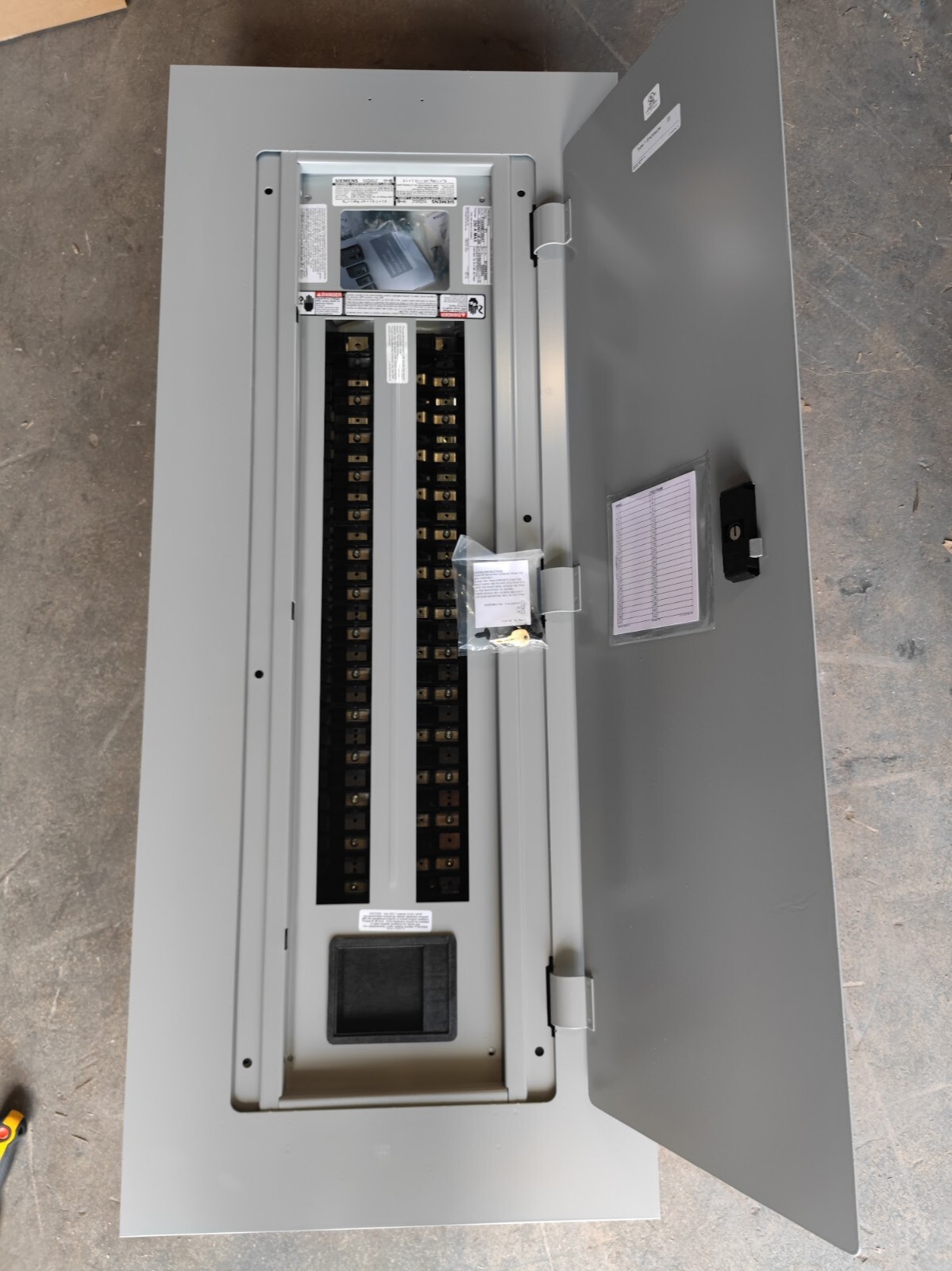 SIEMENS 250 AMP PANELBOARD 240/120 MLO 1PH/3W 54Sp SINGLE PHASE NEMA 1 ...