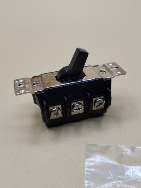 Leviton MS303-DS 600VAC, 3-Pole, 3-Phase Single Throw Manual Motor ...