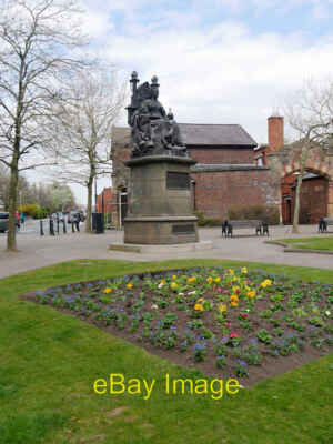 Photo 6x4 Queen Victoria Statue, Victoria Square St Helens The bronze ...