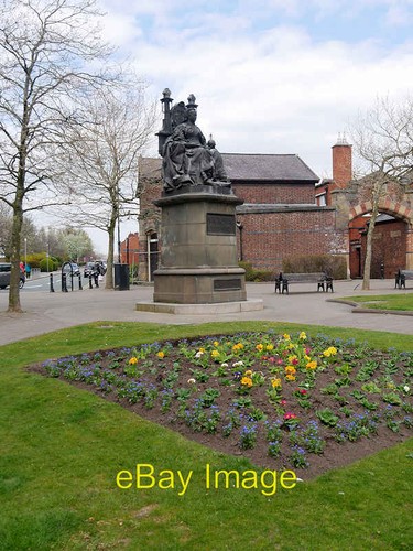 Photo 6x4 Queen Victoria Statue, Victoria Square St Helens The bronze ...