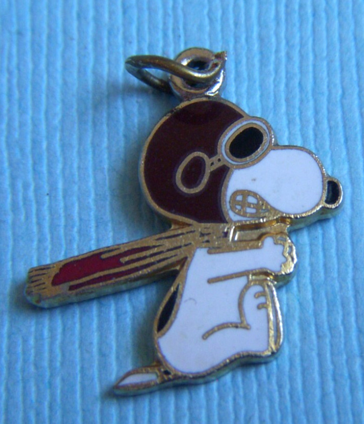 Vintage enamel Snoopy Flying Ace Peanuts gold tone ch… - Gem