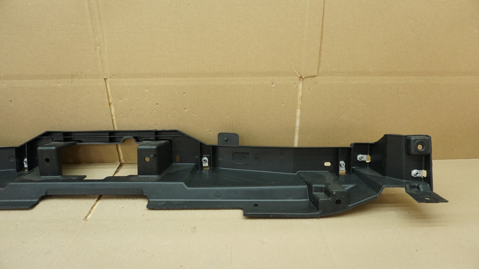 2007-2014 CHEVROLET SUBURBAN FRONT UPPER GRILLE MOUNTING BRACKET OEM ...