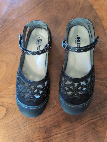 JBU memory foam womens Mary Jane shoe by Jambu Black Wildflower pattern ...