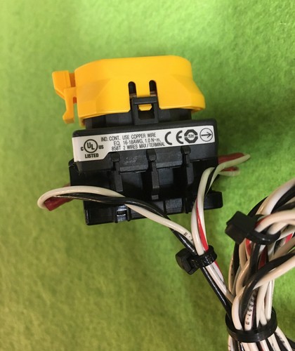 IDEC XW1E-BV Ui250V th5A AC-15 250V 1.5A DC-13 30V 1.0A A000129 16 ...