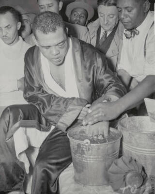Boxing Champion Joe Louis Soaking His Hand After Lost 1950 OLD BOXING ...