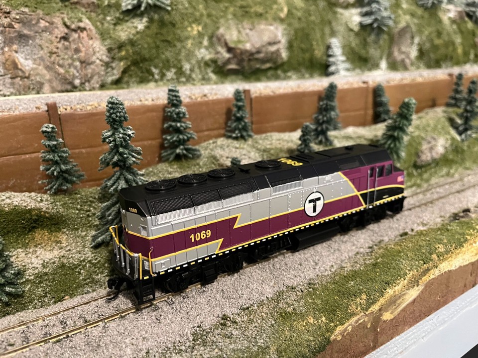 HO Scale NVT/Walthers F40ph MBTA New Scheme #1069 with DCC and Sound ...