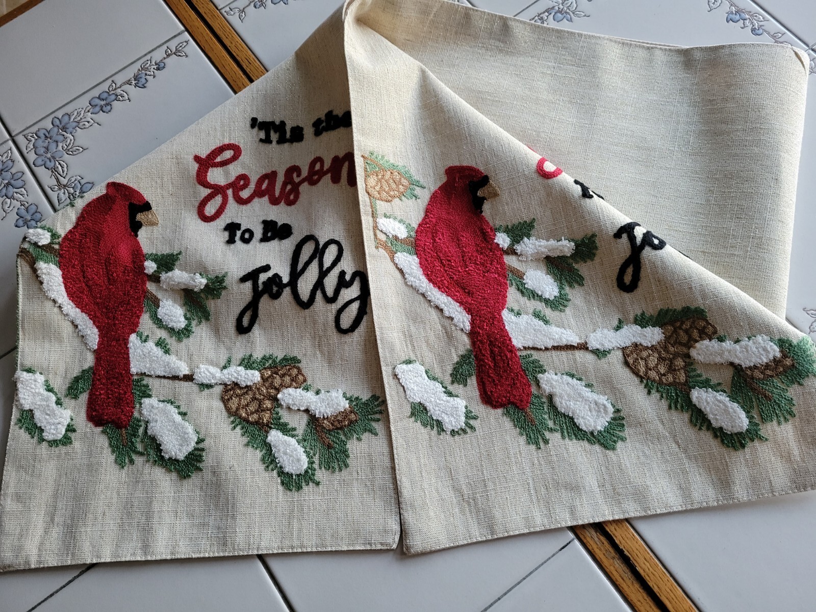 Embroidered Cardinal Polyester/Linen Holiday Table Runner Gold Metallic ...