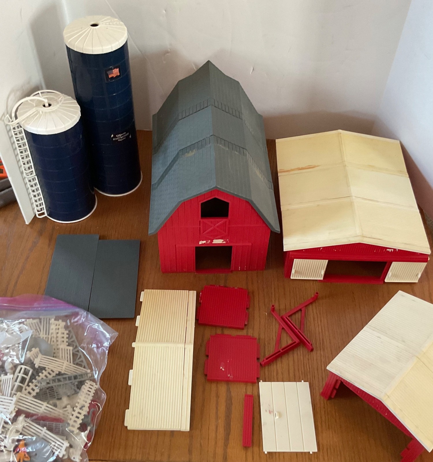 Lot of Ertl Farm Buildings and Accessories, Barn, Machine Shed, and ...