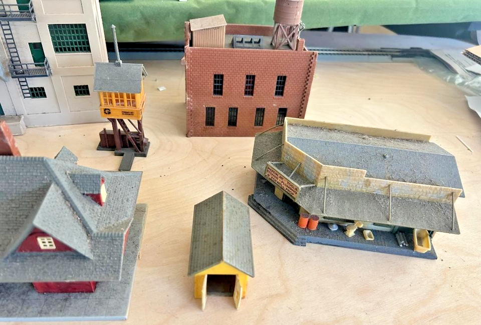 HO Scale assembled buildings (QTY 9) | eBay