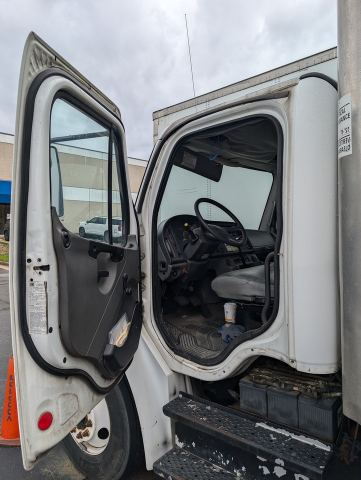 2005 26ft Morgan/Freightliner Business Class M2 Truck w/ Lift Gate 175k ...