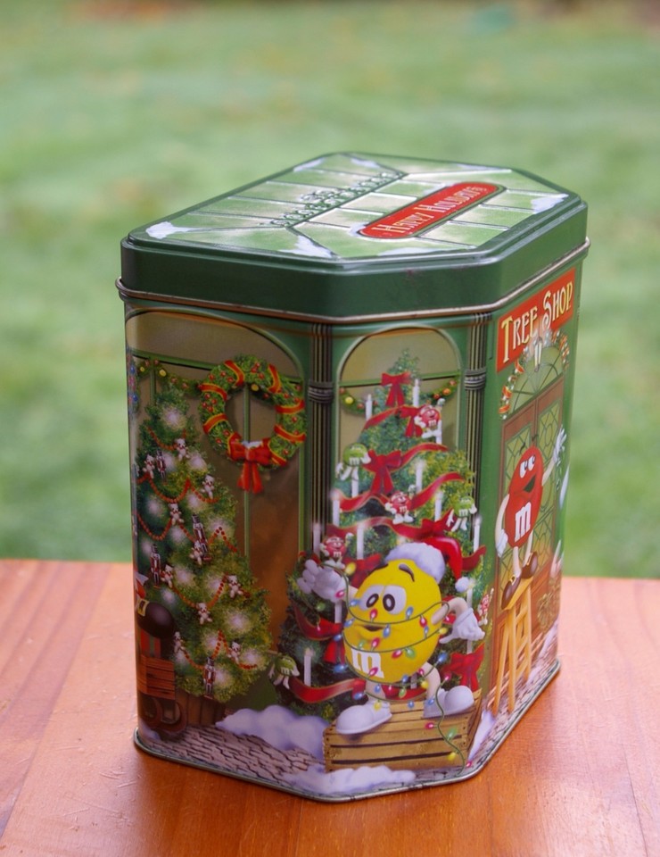 2000 M&M's Christmas Happy Holidays Tree Shop Wreaths Holly Metal Tin ...