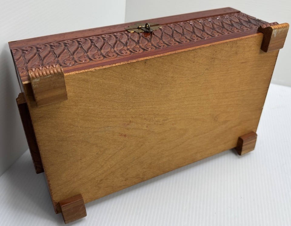 VINTAGE CEDAR WOOD CARVED JEWELRY BOX COUNTRY SCENERY BEAUTIFUL 10.5x6 ...