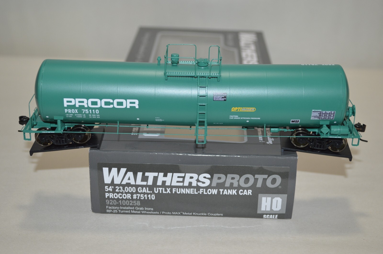 HO scale Walthers Proto PROCOR UTLX 23k gallon funnel flow tank car ...